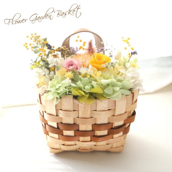 ナチュラルな壁掛けバスケットに、パステルカラーのフラワーアレンジを施しました。見た目も明るく、気持ちが元気になりそうな色合いに仕上げています。フラワーガーデンをイメージし、当店が制作しました。かわいいものが好きな人や母の日、お世話になった方...