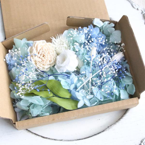 爽やかなブルーを基調としたプリザーブドフラワー アジサイをたくさん使用した花材セットです。気持ちが晴れやかになりそうなブルーやホワイト、アクセントにグリーンを少し入れています。フラワーアレンジメントの素材に、ハーバリウム、ガーランドなど、様...