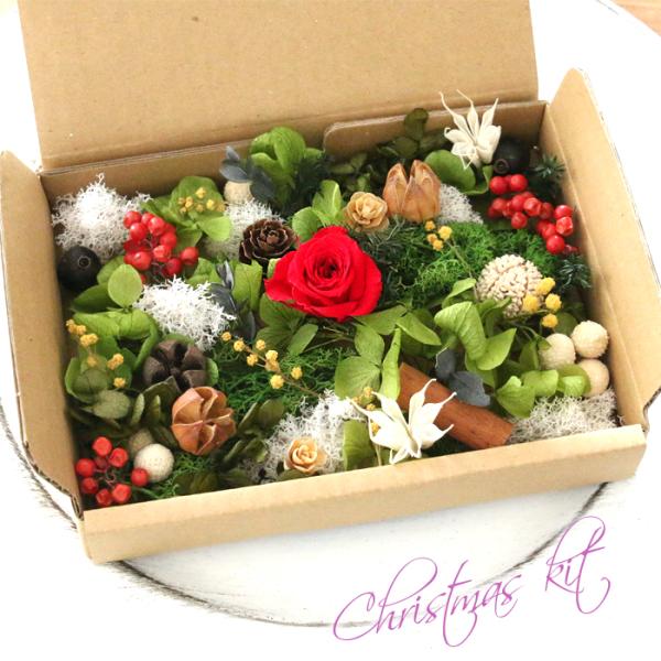 リースやハーバリウム、フラワーアレンジメントの材料としてお役立ていただける、クリスマスカラーの花材セットです。上質なプリザーブドフラワーを使用。赤、緑、白を基調としたクリスマスカラーの花材セットです。一部ドライフラワーや木の実を使用していま...