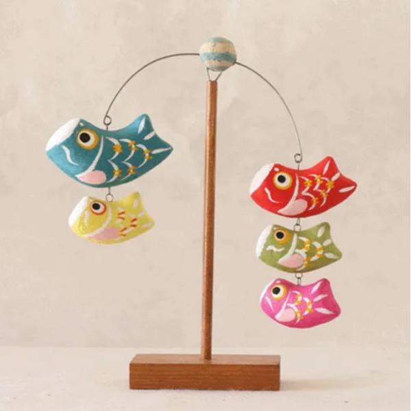 親子鯉のぼり やじろべえ、送料無料、お取り寄せ、当店出荷商品です。ゆらゆら揺れる姿が愛らしい、親子鯉のぼりの「やじろべえ」置き飾りです。伝統的な端午の節句を、現代のライフスタイルに合わせたミニサイズで表現しました。玄関、リビング、デスクの上...