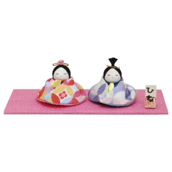 花七宝 座り雛 ミニ ひな人形、お取り寄せ、当店出荷商品です。花七宝座り雛は、パステル調の七宝柄が可愛らしいコンパクトサイズの雛飾りです。幅18cmと省スペース設計で、和室はもちろん洋室や玄関、リビングにも自然に馴染みます。ちりめん素材なら...