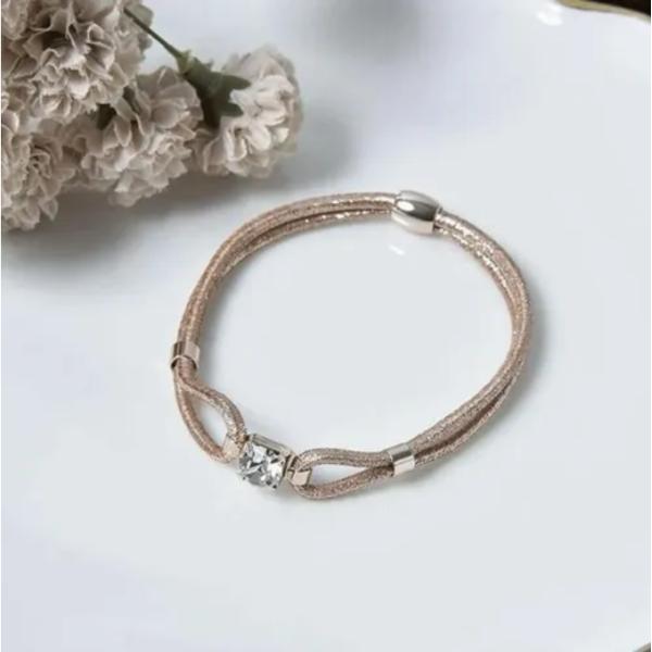 フラワーリング 静電気軽減ヘアブレス ビジュー付き ピンクゴールド、送料無料です。パチッとくる不快な静電気を軽減する、毎年大人気の静電気軽減ヘアブレスレット。ヘアゴムとしてもブレスレットとしても使える2WAY仕様で、日常の静電気対策をおしゃ...