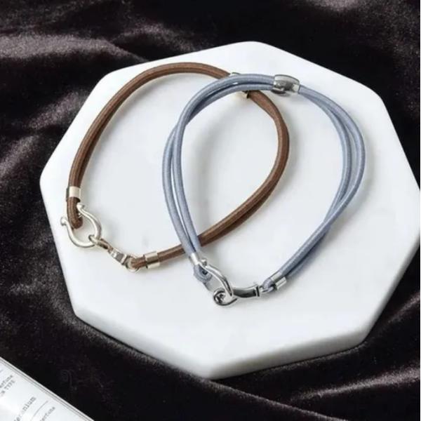 フラワーリング 静電気軽減 ヘアブレスレット メタルモチーフ、送料無料です。カラーは、シルバー、ゴールドの2色からお選びいただけます。毎年大人気の静電気軽減ヘアブレスレットが今年も登場！ パチッとくる静電気を軽減してくれる、冬の必須アイテム...