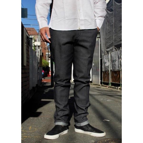 シャープなシルエットに気持ち良く伸縮するストレッチデニム生地。日本製のクロキデニム生地は海外のハイブランドも採用している高級生地です。上品さがあり、もちろん快適にストレッチします。多くのご要望があった”フルレングス”、もちろん裾上げで自分の...