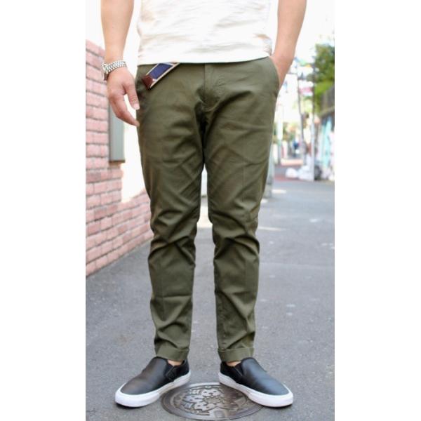 シャープなシルエットに気持ち良く伸縮するストレッチピケの生地。通気性があり上質感のある畝が特徴の日本製コットンピケ。アンクル丈でスッキリとした足元は、春夏はもちろん、秋口にも主力で活躍します。カジュアルで上品さのある大人なアメリカンスタイル...