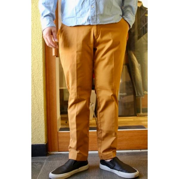 シャープなシルエットに気持ち良く伸縮するストレッチチノパンツ。しっかりと目の詰まった”丈夫で滑らかな肌触り”が特長の高級生地です。カジュアルな上品さがあり、快適にストレッチします。アンクル(くるぶし)丈でスッキリとした足元、一年通して主力で...