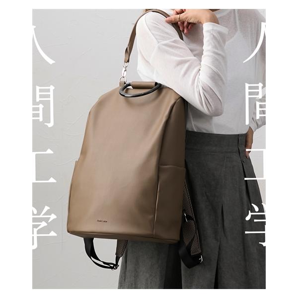 【カラー】黒/グレージュ 【素材】材質＝合成皮革・合成繊維　サイズ＝たて約40×よこ（上部）約26（底部）約33.5×まち幅約13.5cm　開閉＝ファスナー式　ポケット＝中：7個（オープン4、ファスナー1、面テープ1、PC収納1）外：3個（...