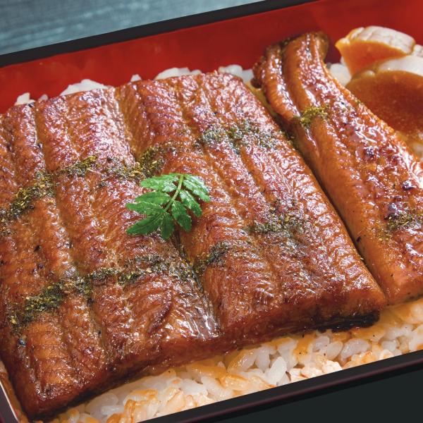 豊かな恵み溢れる浜名湖で生産者が手間暇かけて育てた浜名湖うなぎを、香ばしい蒲焼に焼き上げました。熟練の職人が1尾1尾丁寧に手作業で割いた浜名湖うなぎを白焼にし、関東風の調理法で一度蒸してから蒲焼にすることでふっくら柔らかに仕上がっています。...