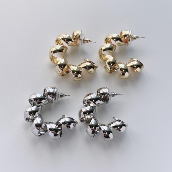 [ 商品説明 ]（両耳用）ボリュームデザインがアクセントになるピアスです。くるくると弧を描く曲線が美しく光を反射します♪コーデの主役にも頼りになるピアスです。[ 商品コード・サイズ ]AER061-SR00　シルバーAER061-GD00　...