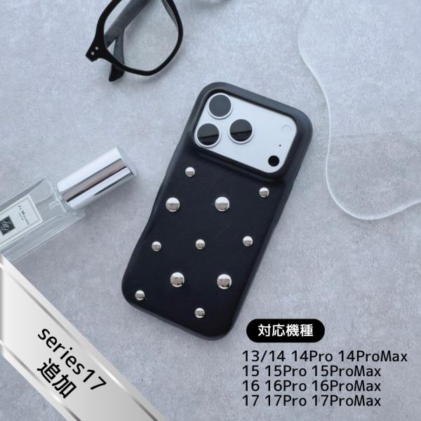 【iPhoneケース】立体感のあるスタッズが印象的なデザイナーズケース洗練されたデザインとシルバーの輝きがコーデに華を添えてくれます。またストラップやショルダーと組み合わせることで使い方の幅も広がります。[ 素材・カラー ]ブラックハードケ...