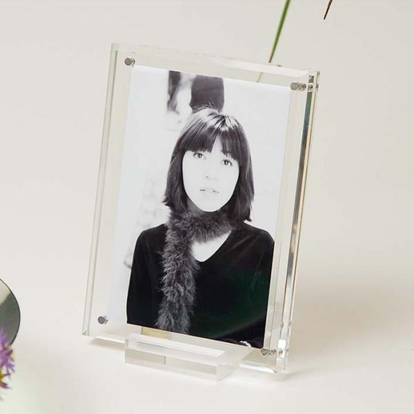 マグネット固定タイプの重厚感溢れるアクリル写真立て。斜めカットされた厚板が高級感を演出します。国内大手メーカーの高品質アクリル使用しております。●本体の厚さは18mm(表13+裏5)で重厚感を出しています。●表板のエッジは30度の斜めカット...