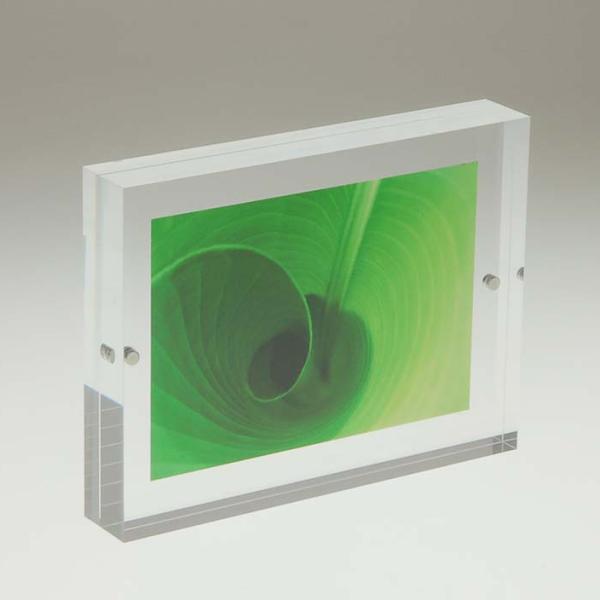 マグネット固定タイプの写真L版用アクリル写真立て。アクリルに埋め込まれたような不思議な感覚を演出します。国内大手メーカーの高品質アクリル使用しております。●写真がアクリルに埋め込まれた様な、不思議な感覚のフォトフレーム。●表15mm＋裏10...