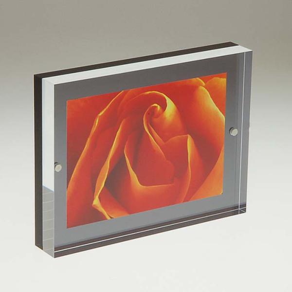 マグネット固定タイプの写真L版用アクリル写真立て。アクリルに埋め込まれたような不思議な感覚を演出します。国内大手メーカーの高品質アクリル使用しております。●写真がアクリルに埋め込まれた様な、不思議な感覚のフォトフレーム。●表15mm＋裏10...