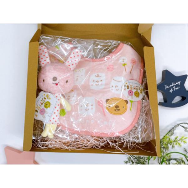 ベビーラトルとスタイがセットになった出産祝いにぴったりのギフトになります♪写真二枚目のラッピングでお届けします！・ベビーラトル　アナノカフェananoベビーのマスコットです。一つ一つ丁寧に刺繍されたちょっぴりお茶目で愛らしい表情に、泣いてい...