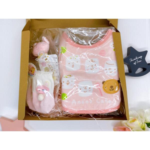 写真二枚目のラッピングでお届けします！・ベビーラトル　アナノカフェananoベビーマスコットのラトルです。ベルトにマスコットがくっ付いています。振ると優しい音色がリンリン♪可愛いマスコットを腕につけて、赤ちゃんニッコリ☆《サイズ》50×60...