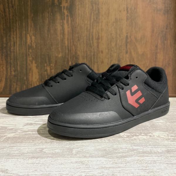 【ETNIES】MODEL:KIDS MARANA COLOR :  BLACK/RED/BLACK定価 ￥9,680→￥7,744MaranaKidsは、スケートボードで最も耐久性のあるカップソールとして開発されました。軽量で非常に快適な...