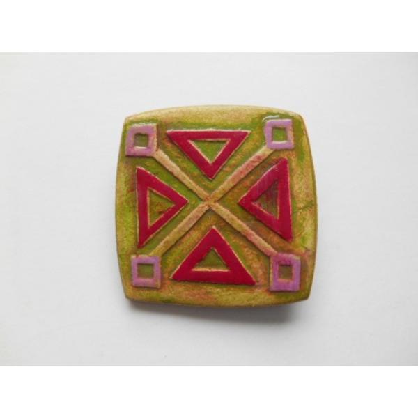 女性作家Milena Mishevaさんが作った木製のブローチです。薄くて軽くて使いやすいブローチです。胸元だけでなく帽子やバッグなどにも飾れます。約3.5cm x 約3.5cm＜発送・送料について＞こちらの商品は、普通郵便、レターパックラ...