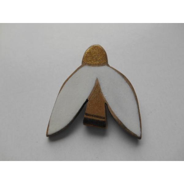 女性作家Milena Mishevaさんが作った木製のブローチです。薄くて軽くて使いやすいブローチです。胸元だけでなく帽子やバッグなどにも飾れます。どこにでも使えるかわいいブローチです。約3.5cm x 3.5cm＜発送・送料について＞こち...