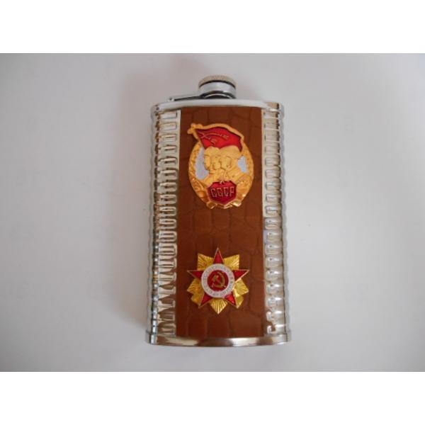 ロシア（ソ連）のスキットル（ヒップフラスク） CCCP 鎌と槌 茶　です。ステンレス製のスキットルです。ウイスキーなどのお酒入れて持ち歩けます。ふたは本体からは外れません。後ろのポケットに入れられるよう、薄型で少し湾曲しています。6ozのコ...