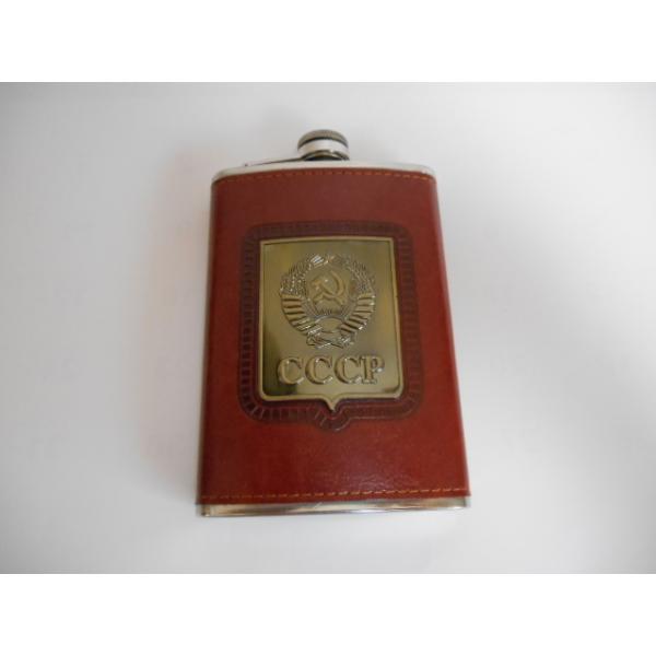 ロシア（ソ連）のスキットル（ヒップフラスク） 9oz CCCP 国章 鎌と槌 ステンレス 茶 です。ステンレス製のスキットルです。ウイスキーなどのお酒入れて持ち歩けます。ふたは本体からは外れません。後ろのポケットに入れられるよう、薄型で少し...
