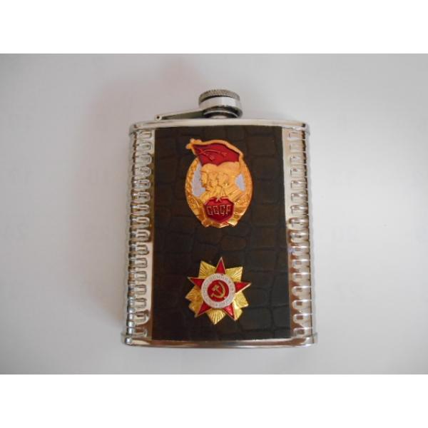 ロシア（ソ連）のスキットル（ヒップフラスク） CCCP 鎌と槌 茶　です。ステンレス製のスキットルです。ウイスキーなどのお酒入れて持ち歩けます。ふたは本体からは外れません。後ろのポケットに入れられるよう、薄型で少し湾曲しています。容量は7o...