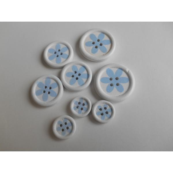 ドイツのレトロなボタンです。 素材は木だと思います。数は半端ですが、大中小の組み合わせです。大：直径2.7cmｘ2個中：直径2.2cmｘ3個小：直径1.4cmｘ3個＜発送と送料＞こちらの商品は、普通郵便、レターパックライト、レターパックプラ...