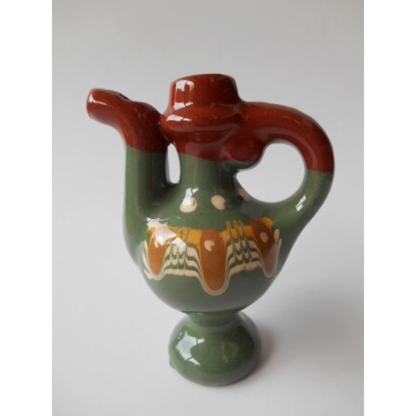 ブルガリア、トロヤン焼きの鳥笛です。上から水を入れて、注ぎ口をくわえて軽く吹いてください。あら不思議、ピロピロ、ヒョロヒョロ、ピーヒョロロとかわいい小鳥のさえずりが楽しめます。手作りのため微妙に大きさや模様が違います。高さ約9.5cm＜発送...