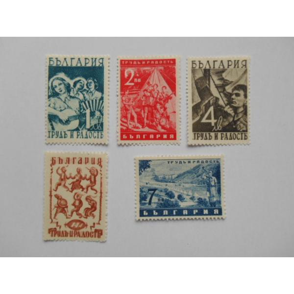 1942年6月発行のブルガリアの切手「労働と喜び」です。1lv. - ギター、アコーディオンを弾く若者と歌を歌う娘たち2lv. - キャンプのテント脇で音楽を奏でる若者たち4lv. - キャンプでブルガリア国旗を掲揚する若者7lv. - 川...