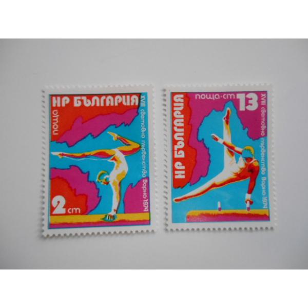 1974年発行のブルガリアの切手「第18回 世界体操選手権 ヴァルナ」です。2st.：平均台13st.：あん馬各切手、背景は黒海ヴァルナ湾の一部輪郭1974年10月19日発行　2枚組3.2cm ｘ 4.3cm　デザイン：L. チェフラロフ＜...