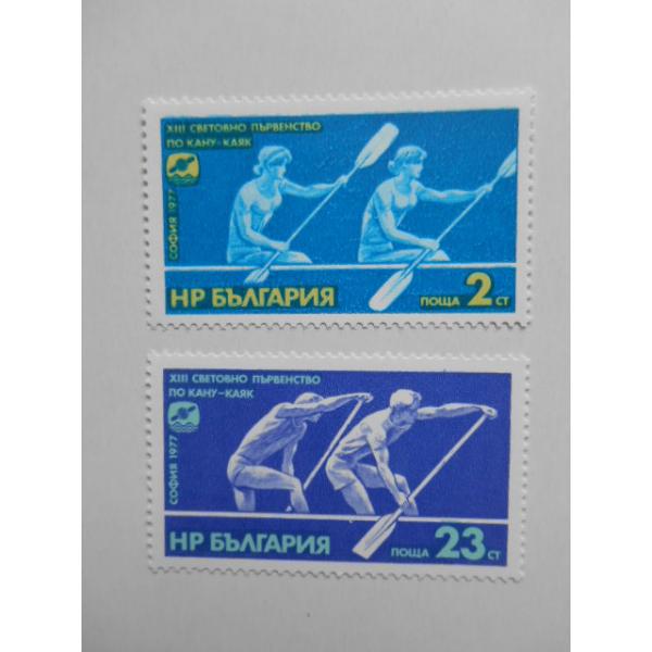 1977年発行のブルガリアの切手「第13回 カヌー カヤック 世界選手権 ソフィア」です。2st.：カヌー ペア23st.：カヤック ペア各切手に大会エンブレム1977年9月1日発行 2枚組2.9cm ｘ 4.9cm デザイン：N. コヴァ...
