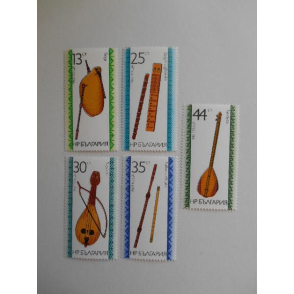 1982年発行のブルガリアの切手「ブルガリアの民族楽器 」です。13st.：ガイダ25st.：ドゥドゥックとドゥヴォヤンカ30st.：ガドゥルカ35st.：カヴァールとスヴィルカ44st.：タンブーラ1982年1月14日発行5.4cm x ...