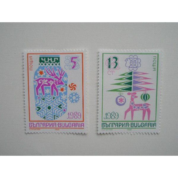 1988年発行のブルガリアの切手です。1989年新年に向けての切手です。5st.：ミトンに牡鹿と雪の結晶が刺繍してあるデザイン上部には「ЧНГ」（「新年おめでとう。」の意味）13st.：雌鹿とクリスマスツリー、ツリーの上には「国際切手収集展...