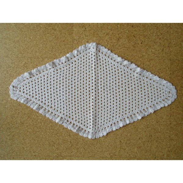 ブルガリアの手編みレースのひし形マットです。テーブルセンターや花瓶敷、椅子の背カバーなどにどうぞ。在庫は2枚ですが、手作りのため若干の違いがあります。29cm x 50cm＜発送・送料について＞こちらの商品は、普通郵便、レターパックライト、...