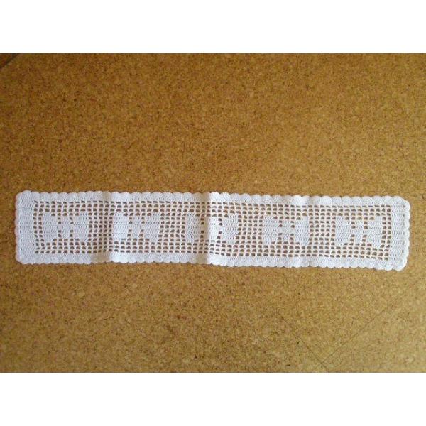 ブルガリアの手編みレース長方形のマットです。テーブルセンターや花瓶敷などにどうぞ。9.5cm x 50cm＜発送・送料について＞こちらの商品は、普通郵便、レターパックライト、レターパックプラス、ゆうパック（60サイズ）、宅配便（60サイズ）...