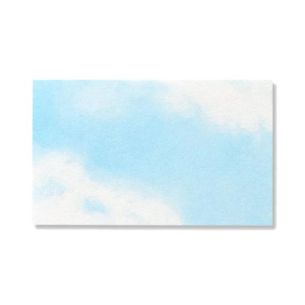青空柄のミニメッセージカードです。気持ちのいい休日の空のような空模様が施され、大人の遊び心をくすぐります。ちょっとした気持ちを伝えるのに、お祝いギフトに添えてもおすすめです。サイズ：55x90mm入り数：15枚入4952460078494