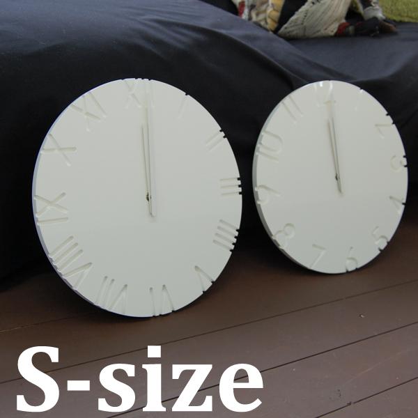 CARVED S-sizeこちらは2010年グッドデザイン賞受賞作品です。文字盤から文字を彫刻で彫り取ったような印象を与えるこの時計は、グラフィックをフォルムとして扱うことを試みて作られました。真っ白な一枚の板から彫り出すように文字盤が刻ま...