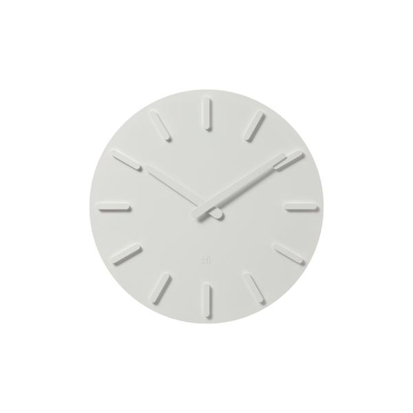 ±０の極限までシンプルなデザインのウォールクロックです。文字盤も目盛も全て同色なので、針と時目盛の陰影で時を静かに知らせます。時目盛と針が重なった時も美しく見えるよう、幅や高さを調節しています。ガラスや秒針のないシンプルな外針式です。付属の...