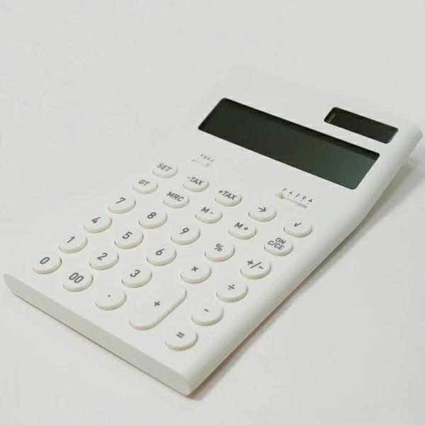 ±０のシンプルかつ機能的なデザイン。この電子計算機Mは、つや消し加工を施されたマットの質感を十二分に活かした計算機となっています。丸いボタンと見やすい文字、計算機独特の複雑な機能を減らした電子計算機は学生や会社用としても大変使いやすくなって...