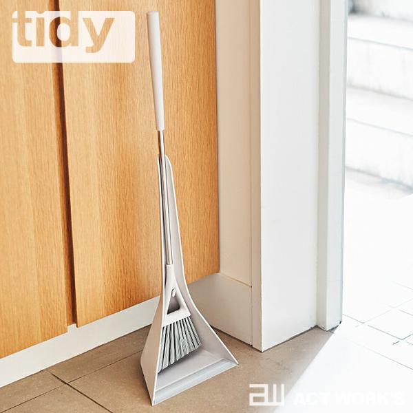 「tidy（ティディー・テラモト）」の玄関・ベランダのお掃除に便利なSweep compact（スウィープ・コンパクト）です。収納時に場所を取らないので、玄関のコーナーや下駄箱の横などの限られたスペースにもスッキリと収納できます。ホウキのブ...