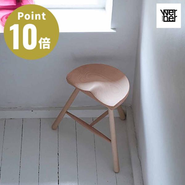 1970年代はじめに「シューメーカーチェア」の製作を始めたのは、現在のオーナーであるラース・ワーナーの父親でした。この3本脚のスツールの歴史は15世紀にさかのぼり、何世紀にもわたってわずかにそのかたちを変えたものの、平らな座面の牛の乳搾り用...