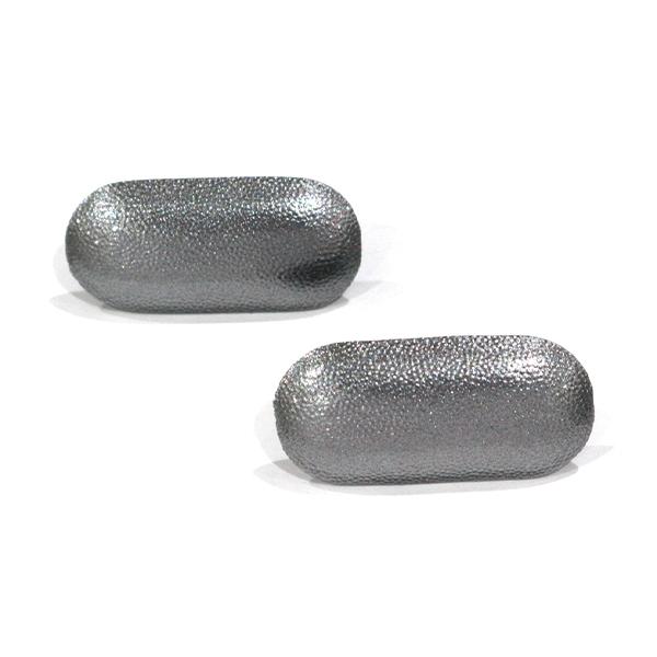 【適合車種】・メーカー：ホンダ・車種：S2000・型式：AP・カラー：トリムNo NH630M シルバーストーンメタリック◆セット内容：2個【商品説明】イベント等でフロントナンバーを外された時などにおすすめです。ボルトホールが片側2個ずつ空...