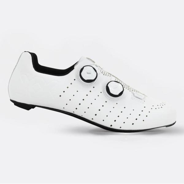 41サイズ１足、42サイズ１足入荷中！フィット感と耐久性を極めたフラッグシップロードシューズNEW POINT●新型「エリートラスト」：足型を約2%ワイド化し、幅広い足型に対応するアジアンフィットへ。●PowerFit：部位によりアッパーの...