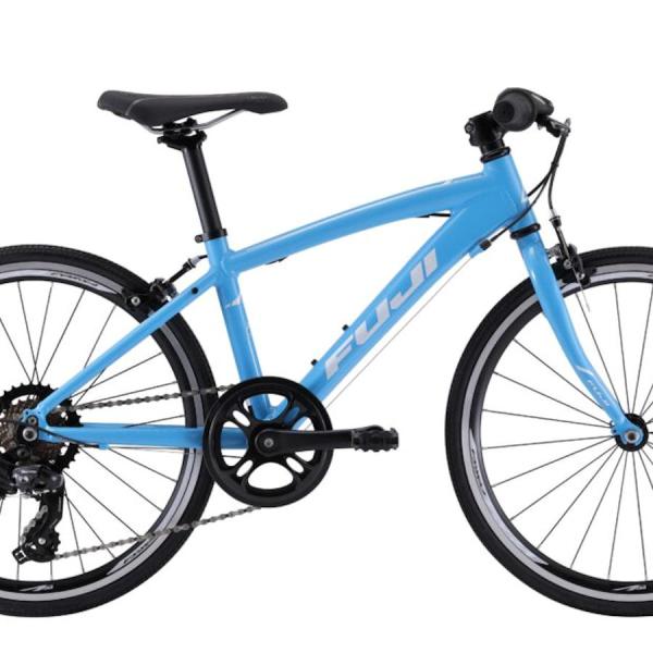 人気の20インチのオンロードキッズバイク。爽やかなカラーリングが際立つフレームでキッズレースでも目立つこと間違い無し。シマノ7段変速グリップシフト採用で扱い易さを重視しスポーツバイク入門にぴったり。およそ118cmぐらいの身長から乗車可能。...
