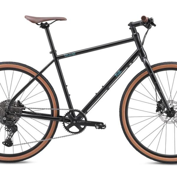 デイリーユースからアドベンチャー走行まで幅広く対応しSUB（Sports Utility Bike）とも言える「タラワ」。クロモリフレーム特有のしなりとタイヤのエアボリュームで、街乗りはもちろん多少の悪路を厭わず頼もしい走りを楽しめる1台。...