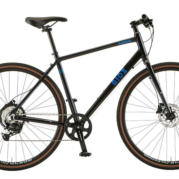 450サイズ１台、500サイズ１台入荷中！GIOS ARIESはシマノ新型ESSAを搭載したシンプル操作性且つ全ての道に対応したクロスバイクです。変速機はフロントシングルながらも40Tとワイドなギアレシオ45Ｔを備え、日常のアップダウンや平...