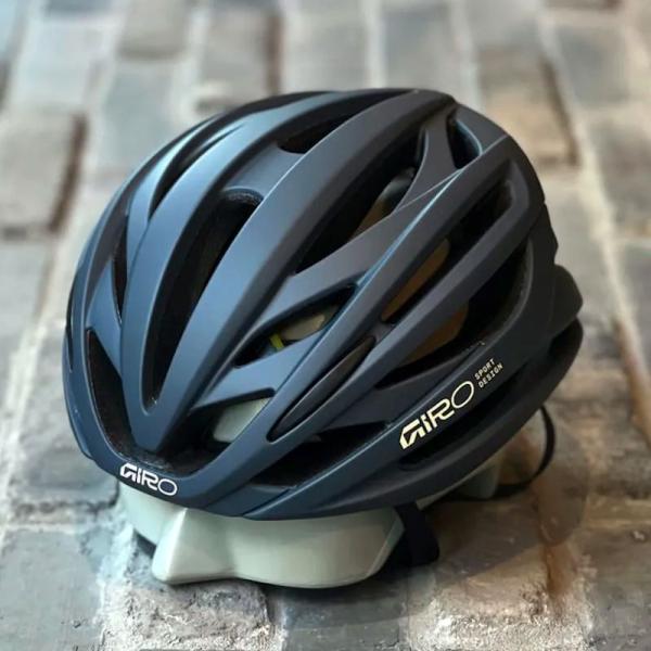 2026年 New Season へ”GIRO”ロゴを一新し、装い新たに新登場！ALL NEW STANDARD ROAD CYCLING HELMETMIPSを搭載し、サイクリングヘルメットのスタンダードとしてGIROが新たに提案する全く...