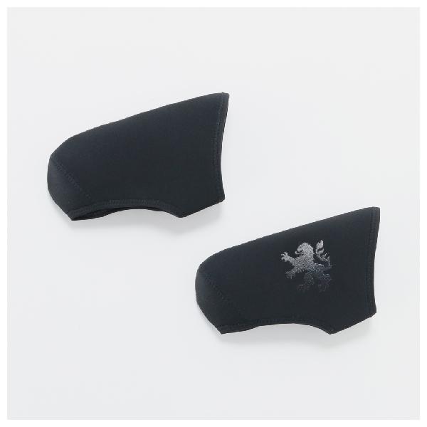 ネオプレーンを使用し、つま先を冷たい 風からしっかりガード。足の甲までカバー する立体裁断。スニーカーにも着用可能。※ライオンマークは左足のみのプリントとなります。■特徴防風防水素材ストレッチ生地立体裁断■素材ナイロン100％イタリア製EU...