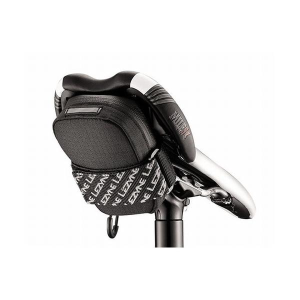 サドル下にきれいに収まるコンパクトな薄型サドルバッグ。サドルレールにストラップで固定でき、スペアチューブやハンドポンプをまとめて括り付けることも可能。強度のある防水ジッパー付きクラムシェル構造です。サイズ：H115xW80xD40mm容量：...