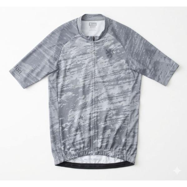 適度なゆとりを持たせた　サイクルジャージのシルエットですLサイズ 1枚、入荷中です。色: グレイ通気性が高く、紫外線カット率の優れた吸汗速乾生地を使用したアイテムです。さらに、低めに設計された襟とすっきりとしたシルエットが特徴です。ブランド...