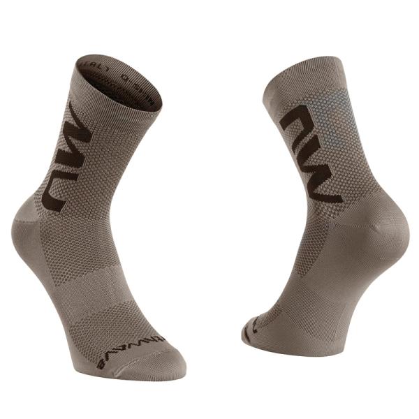 カラー Sandサイズ MQskin糸は、静菌性と無臭効果に優れています。表面全体に通気性の透かし編みニットが驚くべきエアフロ―を生み出します。高さ12cm